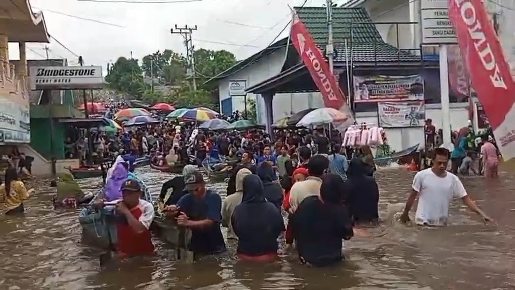 Saat Banjir di Muara Teweh Barito Utara Justru jadi Objek Wisata