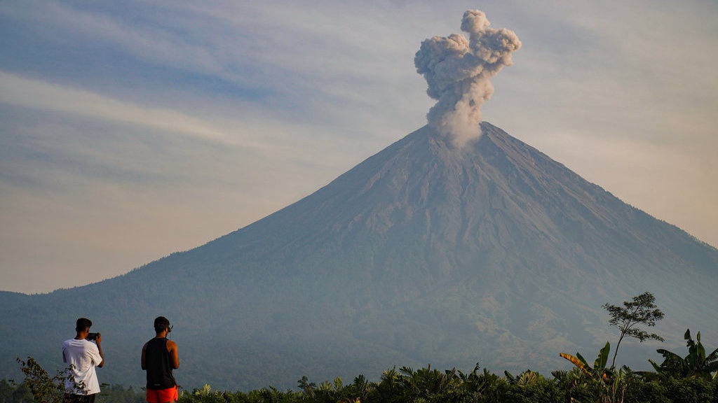 Update Gunung Semeru Meletus Hari Ini & Info Aktivitas Merapi