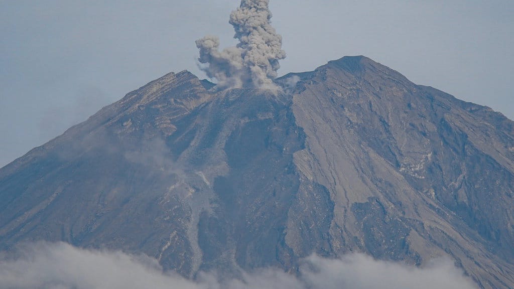 Gunung Semeru: Sejarah Erupsi dan Letusan Terbanyak di 2025
