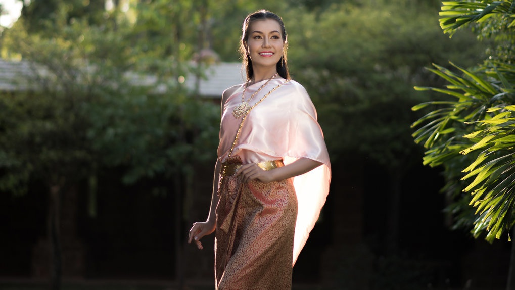 7 Rekomendasi Outfit Berkain yang Stylish dan Kekinian