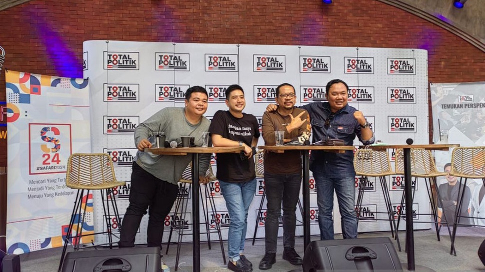 Siapa Host Total Politik, Profil, dan Apa Isi Podcastnya?