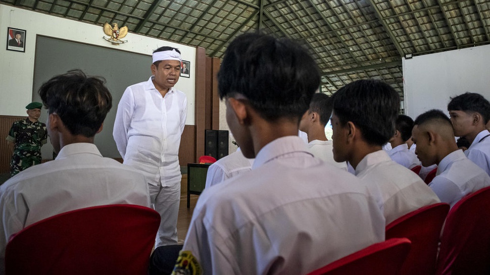 Demul Kirim Siswa Bermasalah ke Barak, Pigai: Tak Langgar HAM