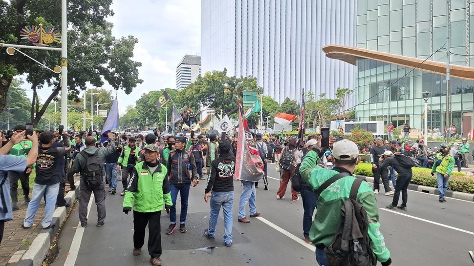Demo Ojol, Ratusan Driver Padati Kawasan Patung Kuda