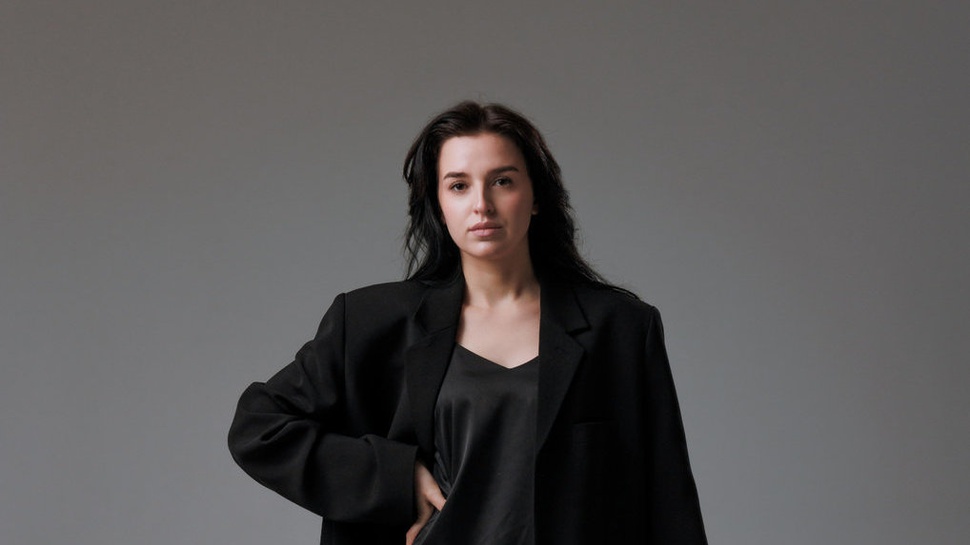 10 Ide OOTD Inner Dress Warna Hitam yang Simple dan Elegan