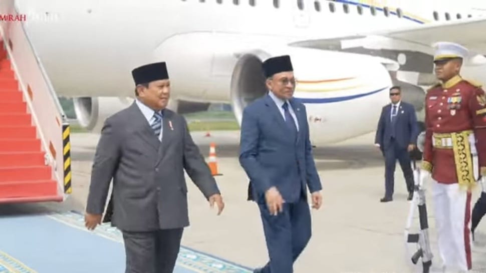 Prabowo Sambut Kedatangan PM Malaysia Anwar Ibrahim di Halim