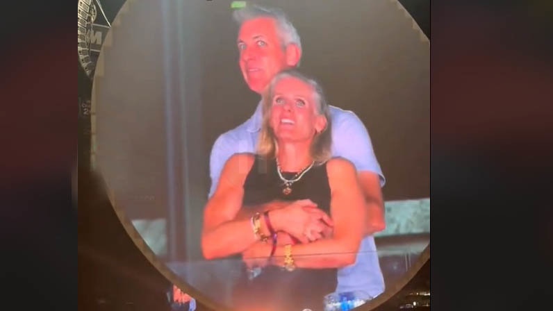 Siapa Andy Byron & Kristin Cabot yang Viral di Konser Coldplay?