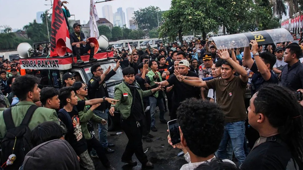 Jurnalis Foto Antara Dipukuli Aparat saat Liput Demo di DPR