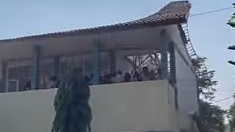 Bangunan SMKN 1 Cileungsi Ambruk saat Pembelajaran Berlangsung