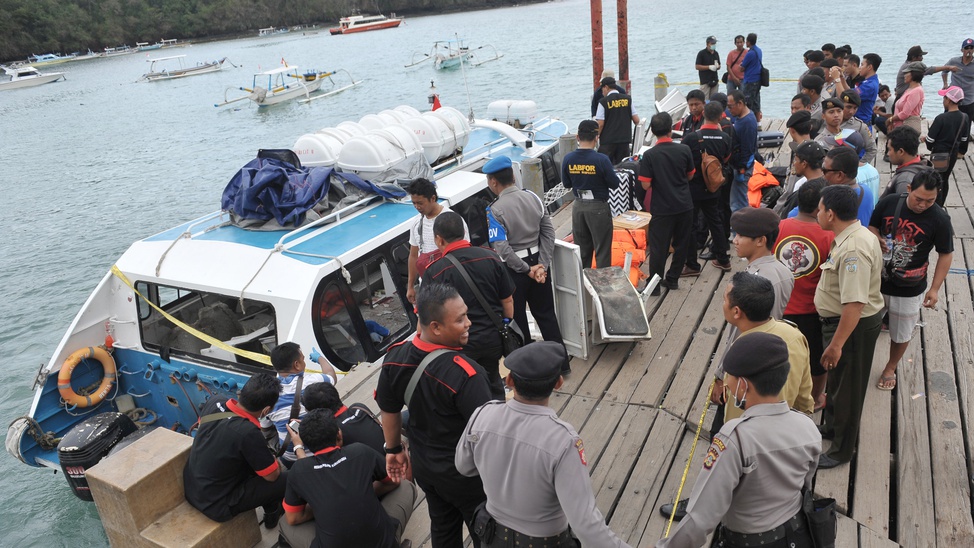 Kecelakaan Kapal Wisata 1 Tewas 20 Luka Luka