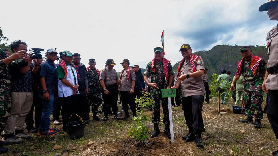 Penanaman Pohon di Danau Toba