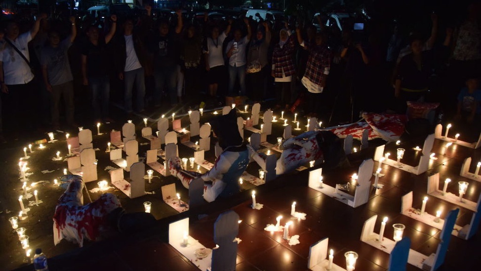 Lilin dan Nisan Simbol Keprihatinan Tragedi Trisakti