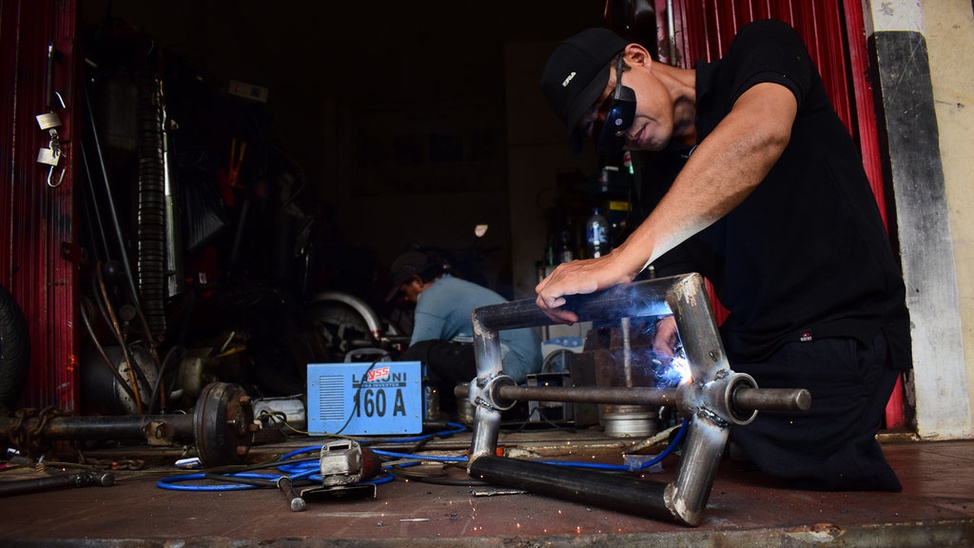 Montir Motor Roda Tiga - Foto Tirto.ID