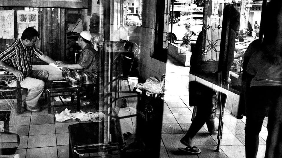 Legenda Pijat Patah Tulang Haji Naim - Foto Tirto.ID