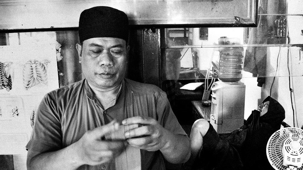 Legenda Pijat Patah Tulang Haji Naim - Foto Tirto.ID
