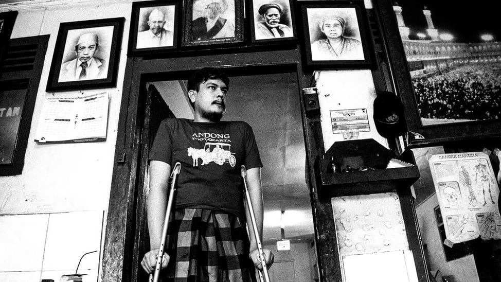 Legenda Pijat Patah Tulang Haji Naim - Foto Tirto.ID