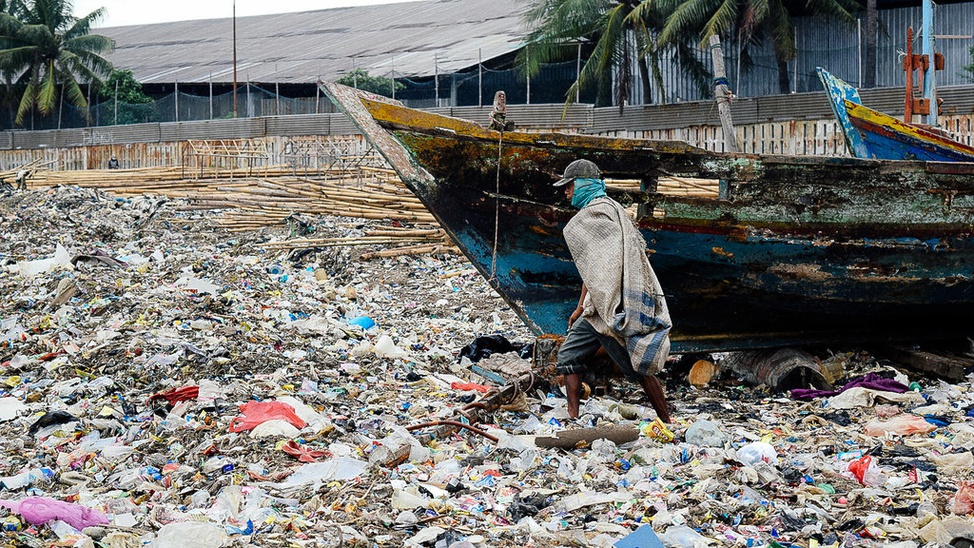 Hamparan Sampah Di Pesisir Cilincing