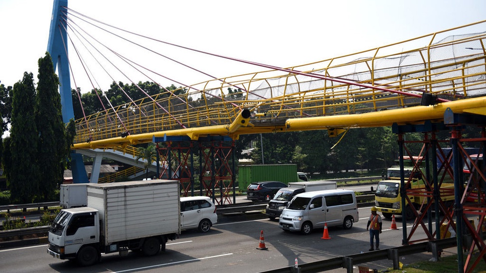 Tiang Penyangga JPO di Tol JORR Bambu Apus Rusak Ditabrak Truk