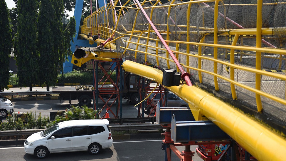 Tiang Penyangga JPO di Tol JORR Bambu Apus Rusak Ditabrak Truk