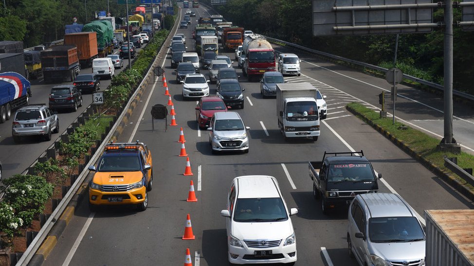 Tiang Penyangga JPO di Tol JORR Bambu Apus Rusak Ditabrak Truk