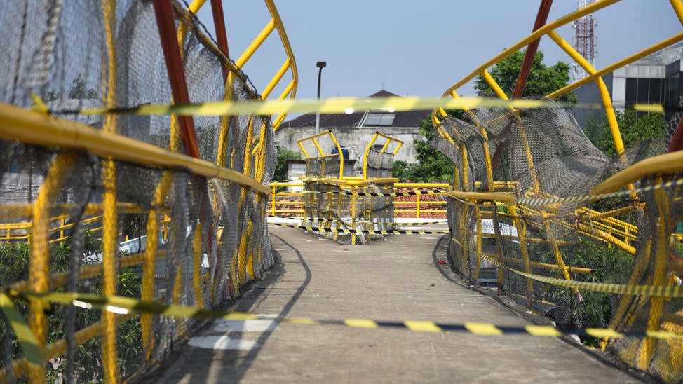 Tiang Penyangga JPO di Tol JORR Bambu Apus Rusak Ditabrak Truk