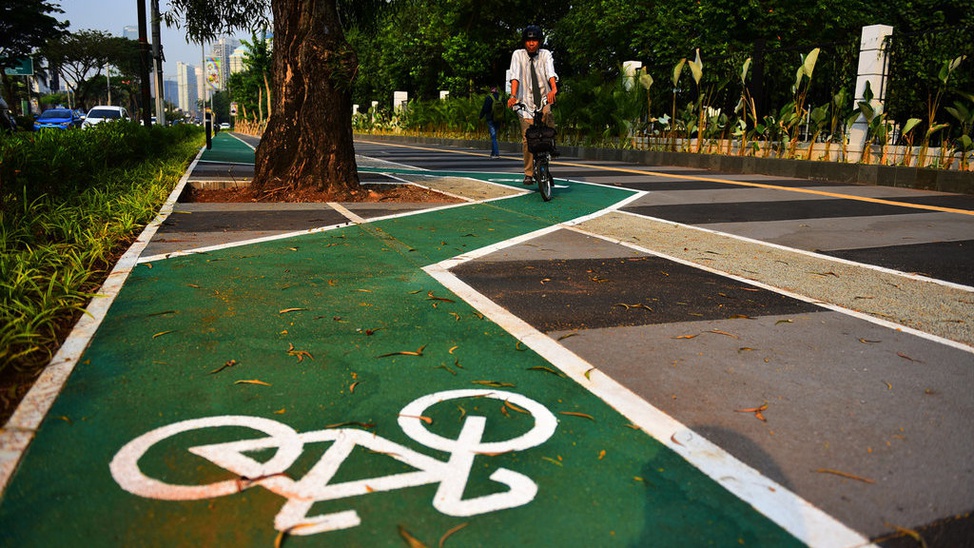 Jalur Sepeda Terhalang Tiang di Pedestrian GBK