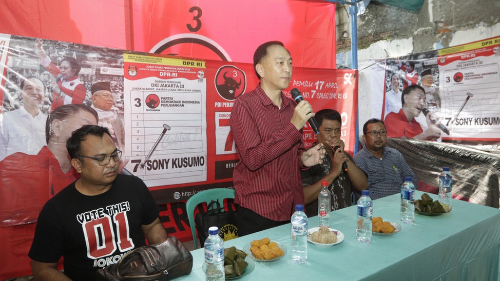 Politisi PDIP Menemui Warga Kedoya