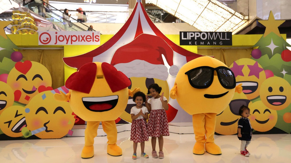 Pohon Natal Joypixel Emoji di Lippo Mall Kemang