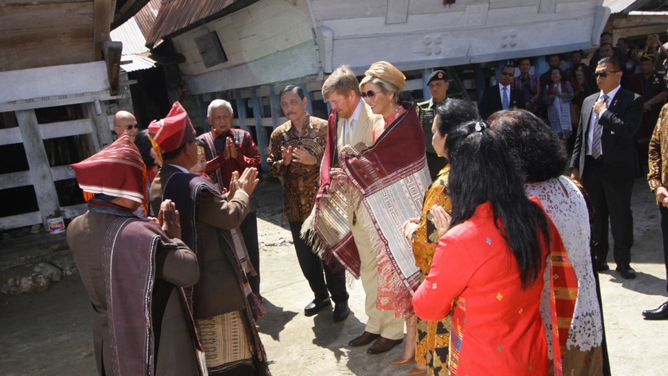 Raja dan Ratu Belanda Mengunjungi Masyarakat Adat Batak