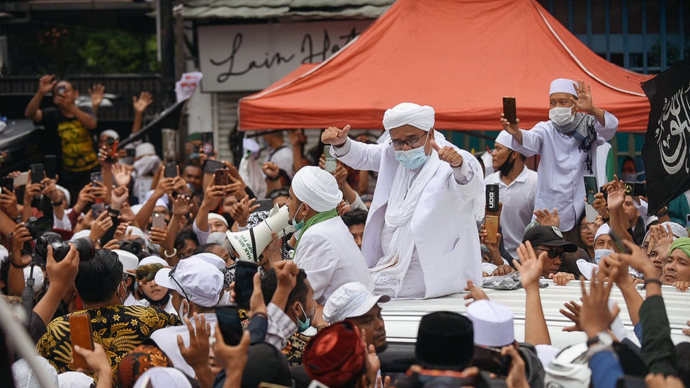 Kerumunan Massa Sambut Kepulangan Rizieq Shihab Kerumunan Massa Sambut Kepulangan Rizieq Shihab