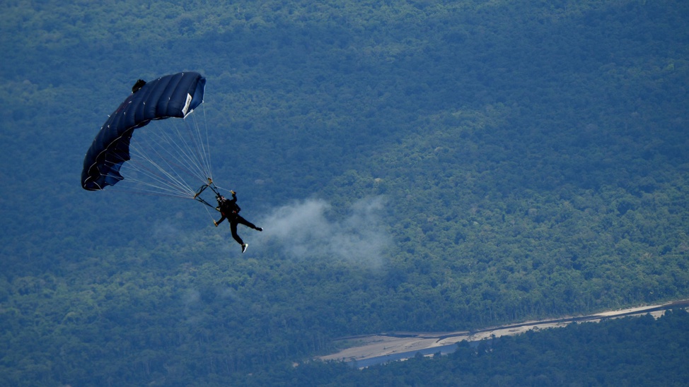 Terjun Payung Kelas Kerja Sama Antar Parasut PON Papua