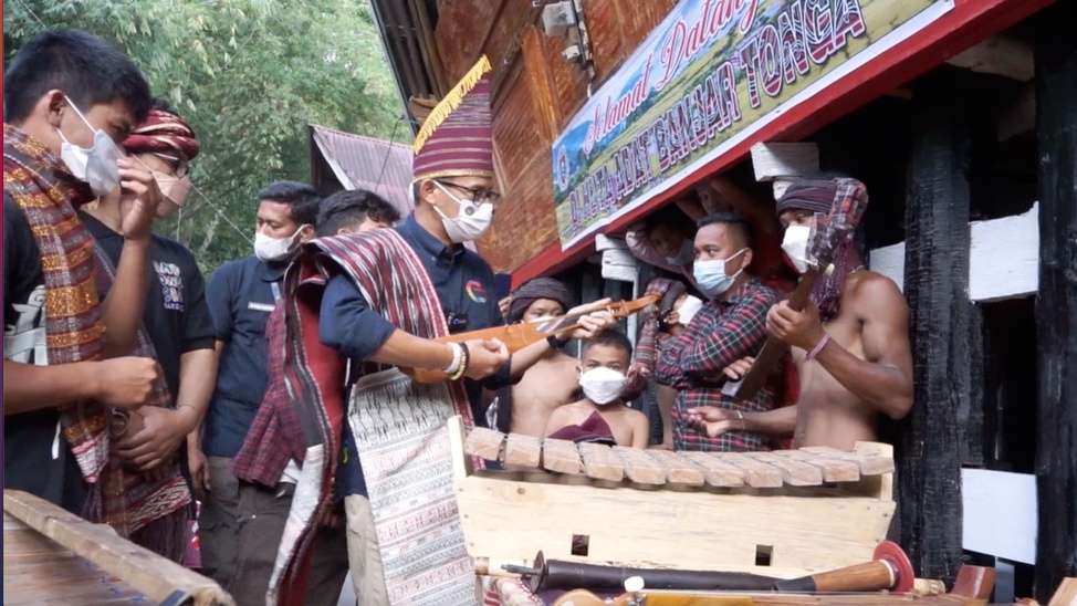 Sandiaga Memberikan alat Pertukangan di Desa Wisata Tipang