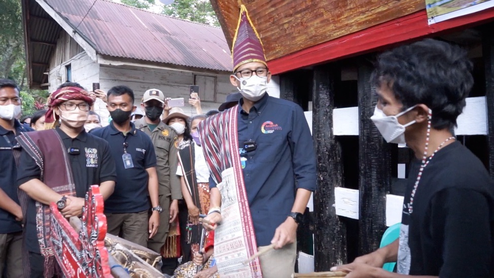 Sandiaga Memberikan alat Pertukangan di Desa Wisata Tipang