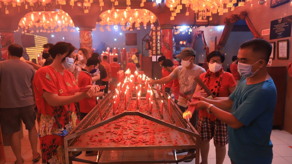 Ibadah Malam Imlek di Vihara Nimmala Boen San Bio Kota Tangerang