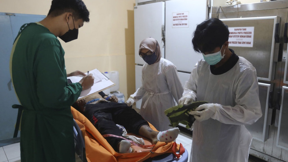 Keluarga Identifikasi Korban Tragedi Stadion Kanjuruhan