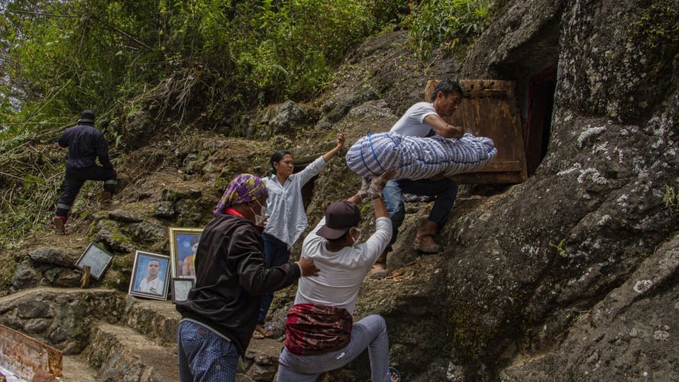 Ritual Manene Suku Toraja Dari Leluhur Untuk Leluhur