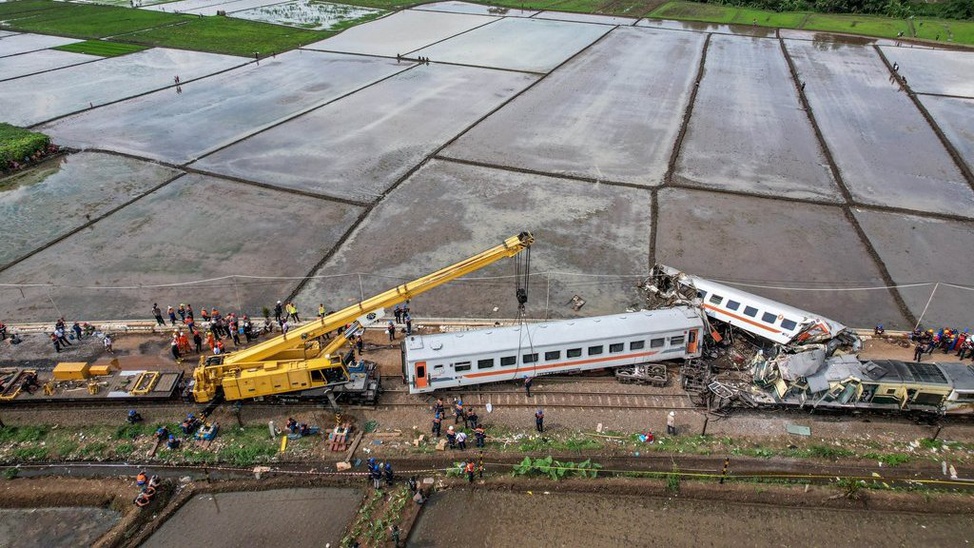Evakuasi Korban dan Rangkaian KA Turangga-KRL Bandung-Raya