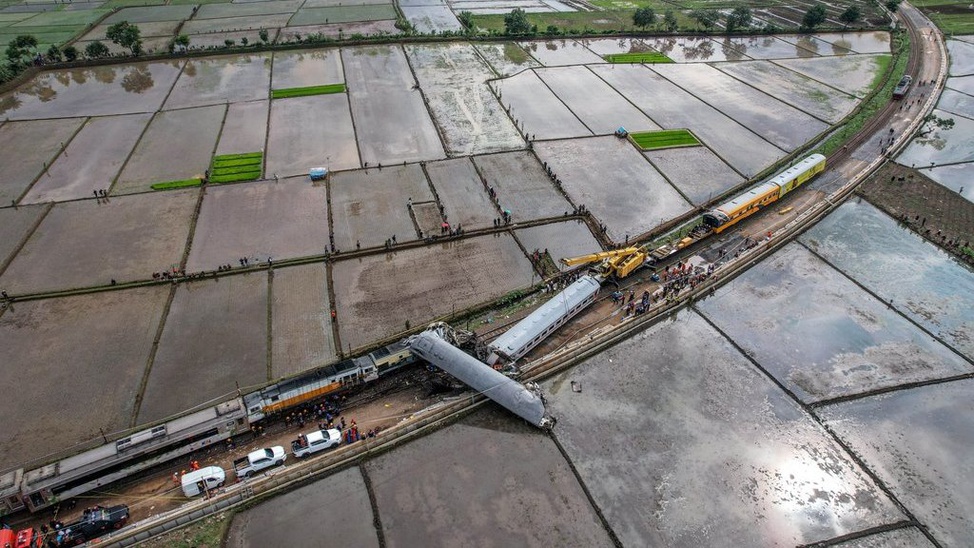 Evakuasi Korban dan Rangkaian KA Turangga-KRL Bandung-Raya