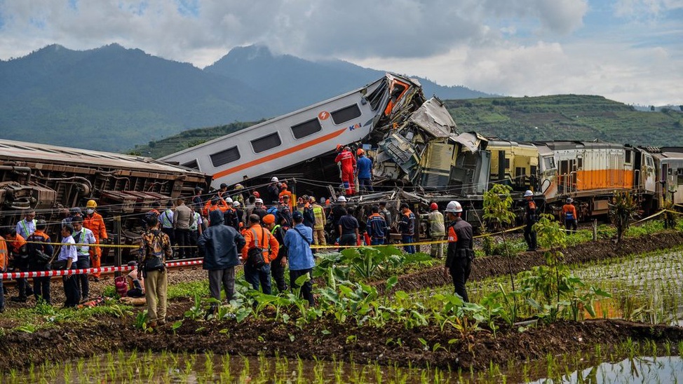 Evakuasi Korban dan Rangkaian KA Turangga-KRL Bandung-Raya