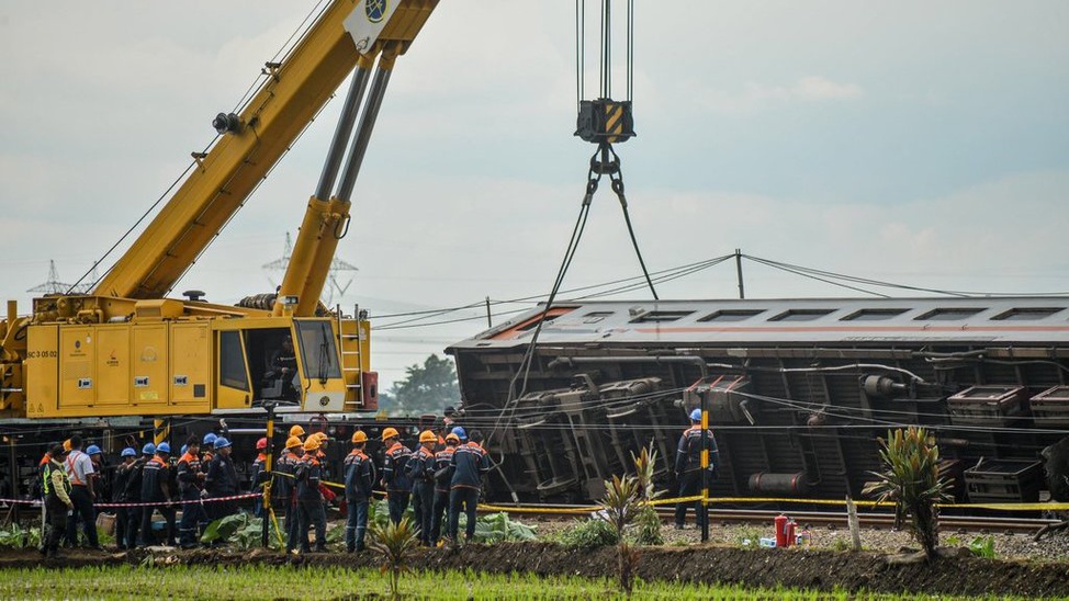 Evakuasi Korban dan Rangkaian KA Turangga-KRL Bandung-Raya