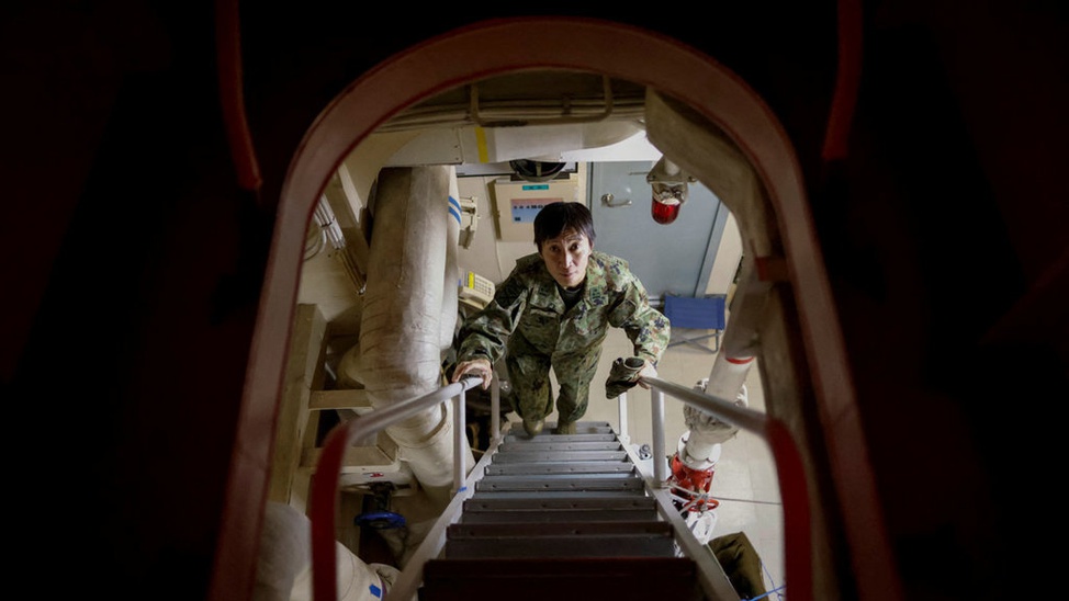 Tentara Perempuan Jepang Berlatih Untuk Perang di Masa Depan