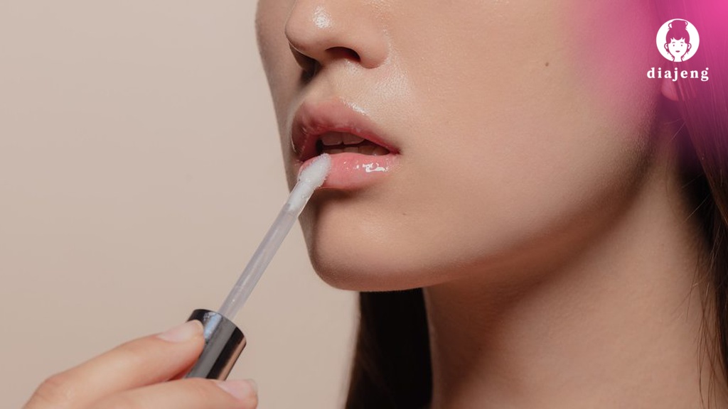 7 Rekomendasi Lip Gloss Bening yang Mengkilap di Bibir