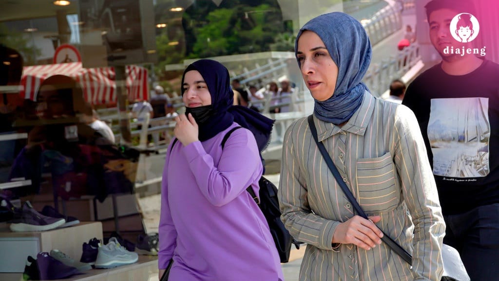 10 Ide Warna Jilbab yang Cocok dengan Baju Ungu
