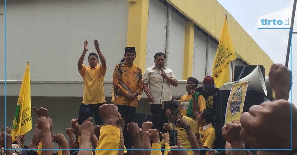 Pendukung Dedi Mulyadi Demo DPP Golkar Tuntut Rekomendasi Pendukung Dedi Mulyadi Demo DPP Golkar Tuntut Rekomendasi