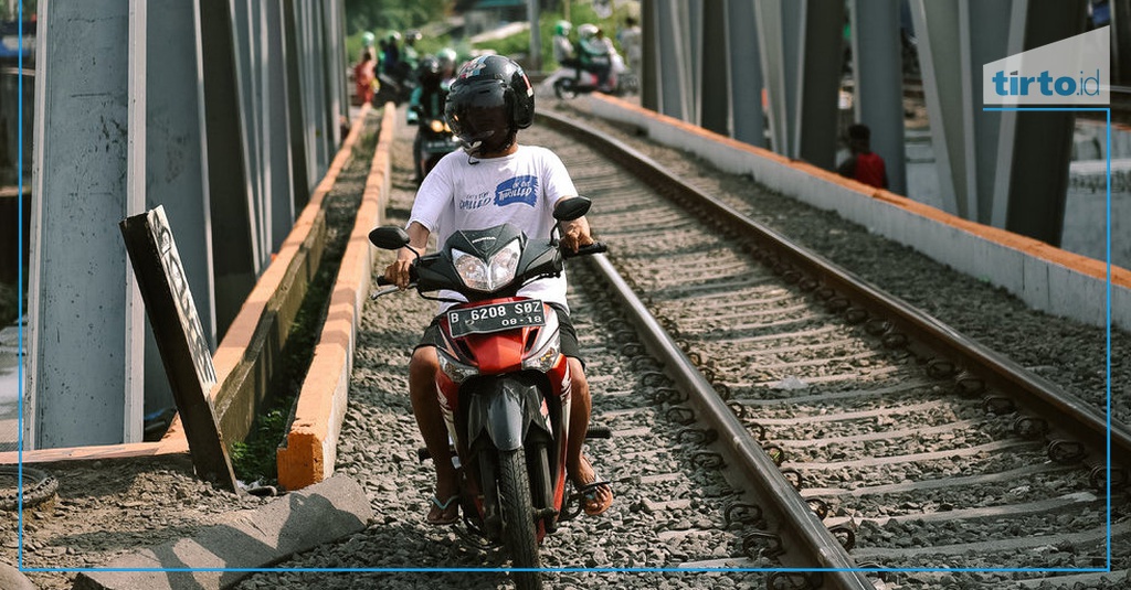 Pengendara Motor Terobos Jembatan Perlintasan Rel Kereta