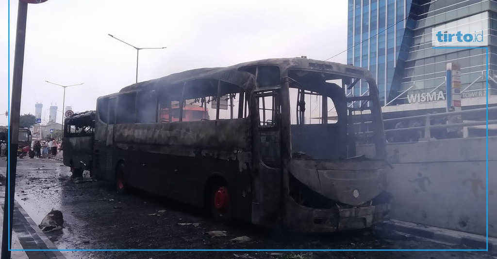Dua Bus Polisi yang Berjaga di Slipi Dibakar Massa Aksi 22 Mei