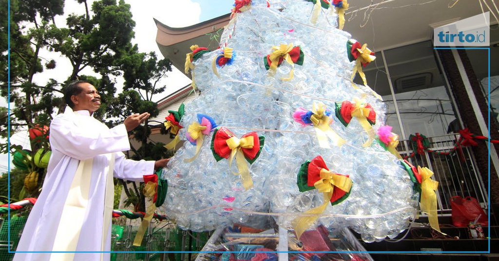 Cara Membuat Pohon Natal dari Barang Bekas Kardus dan Bambu