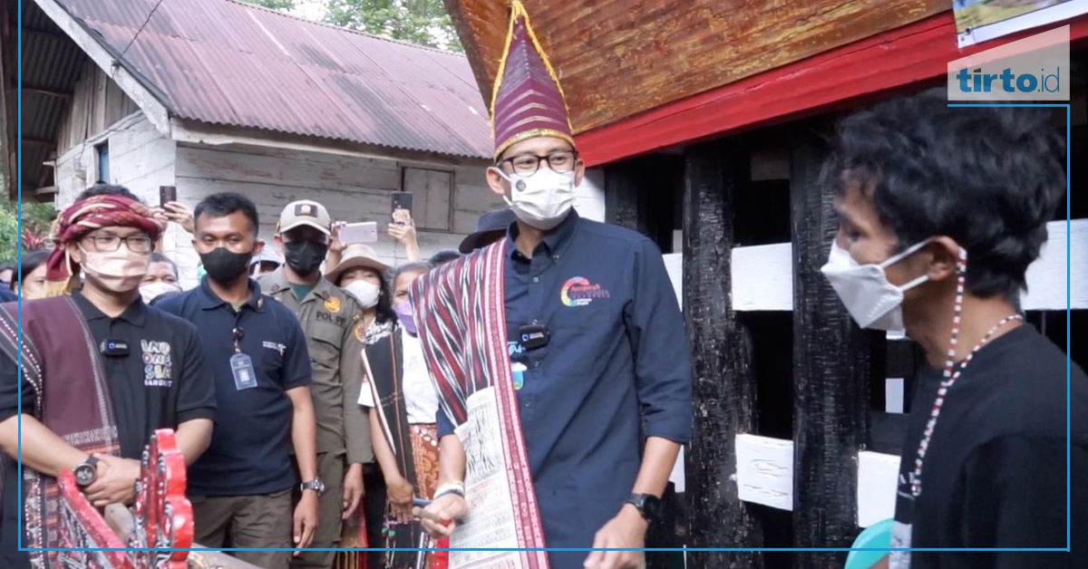 Sandiaga Memberikan alat Pertukangan di Desa Wisata Tipang