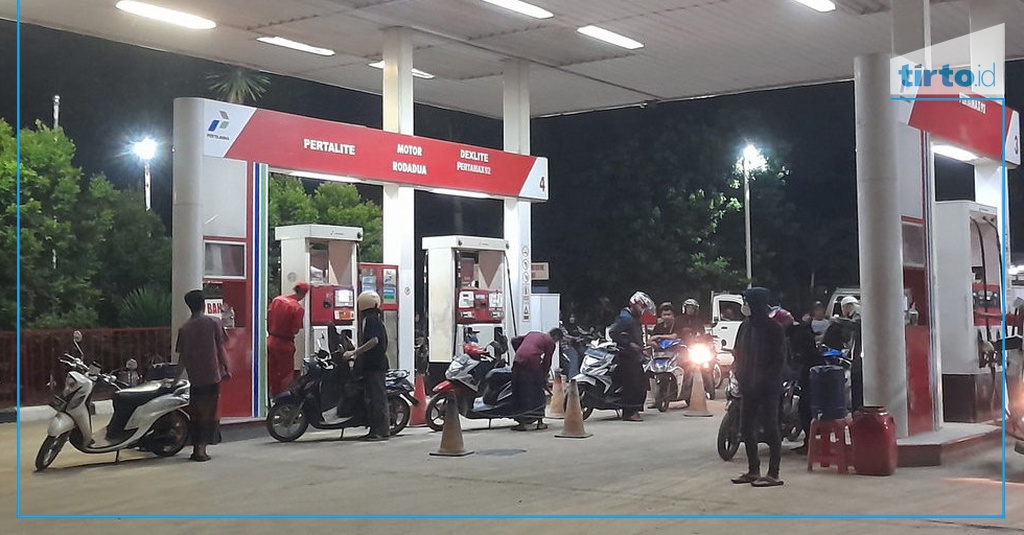 Jelang Kenaikan Harga BBM Subsidi, Antrean Kendaraan Padati SPBU