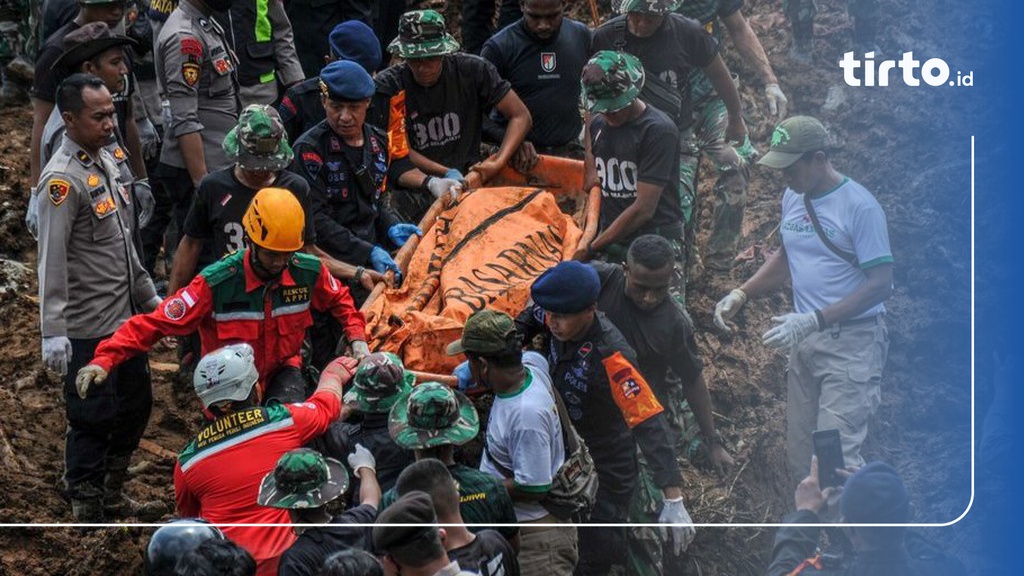 Tim Gabungan Estafet Gotong Jenazah Korban Gempa Cianjur