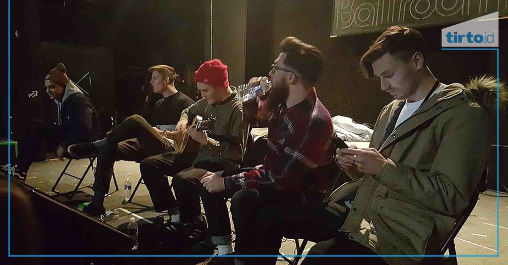 Lirik Lagu December Ciptaan Neck Deep, Terjemahan, dan Maknanya